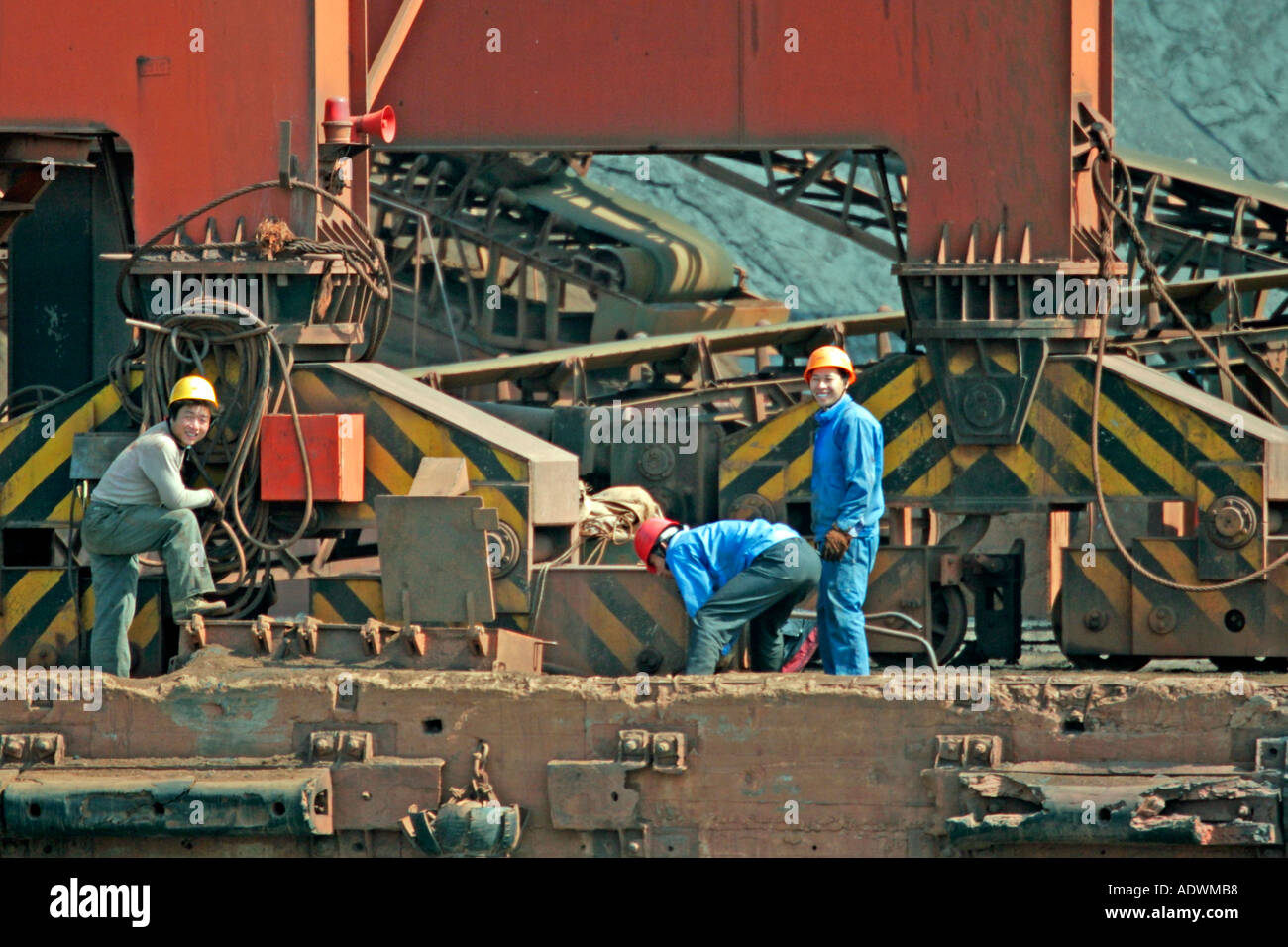 China dock workers hi-res stock photography and images - Alamy