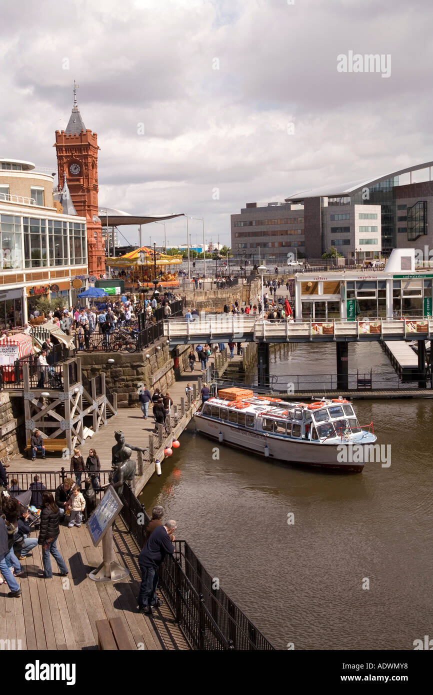 Cardiff tour bus sightseeing hi-res stock photography and images - Alamy