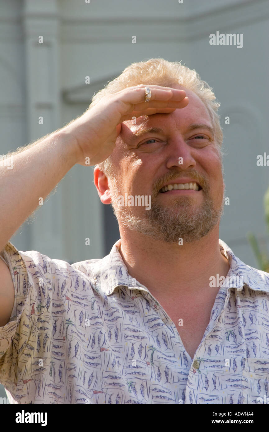 Hand shading eyes hi-res stock photography and images - Alamy