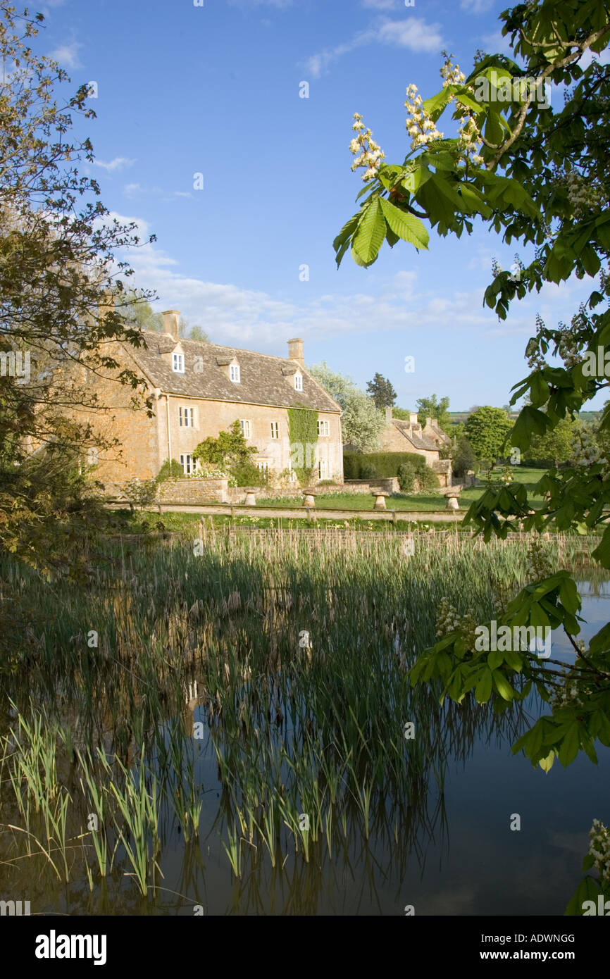 Riverside houses properties housing hi-res stock photography and images ...