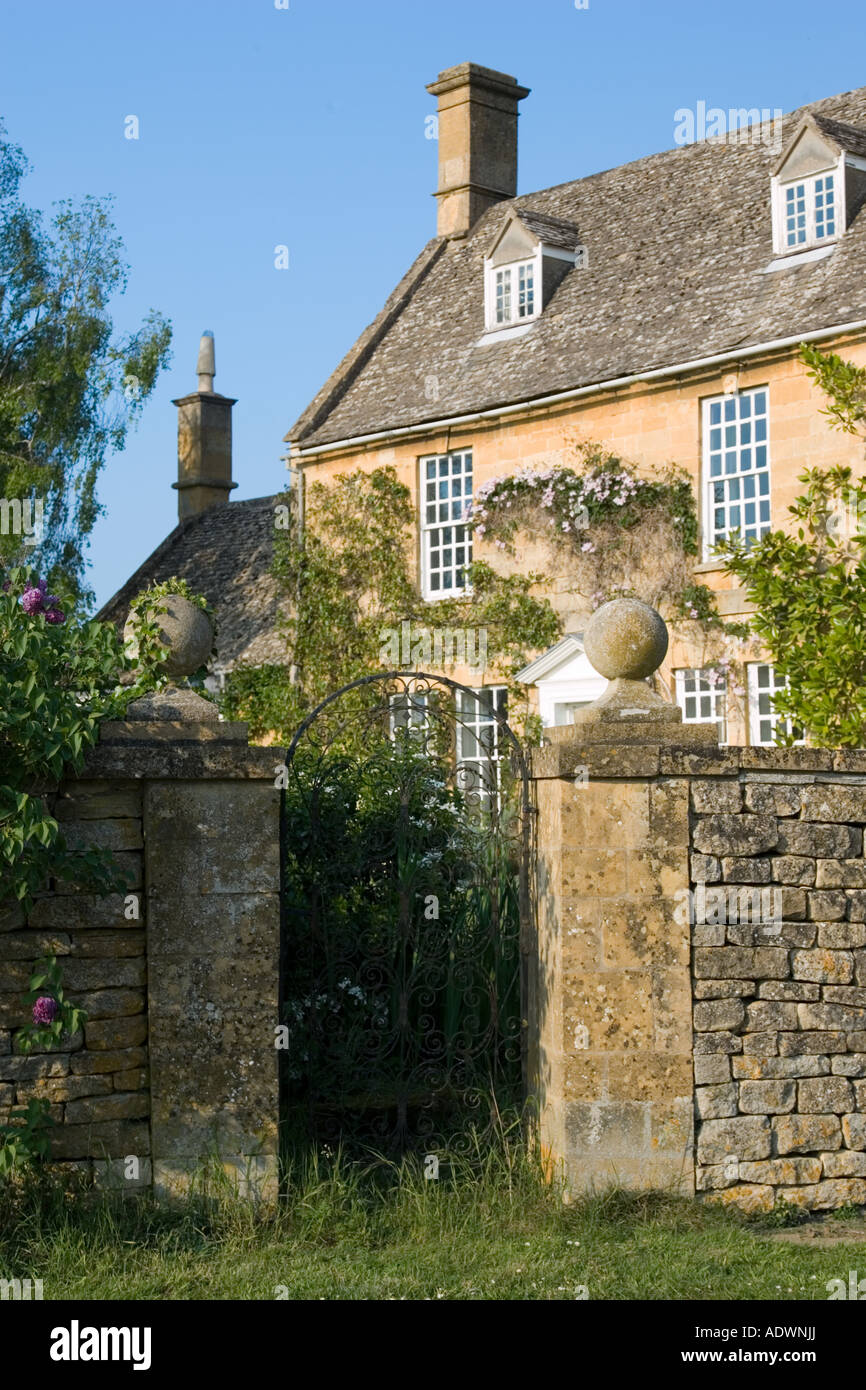 Grand house entrances england hi-res stock photography and images - Alamy