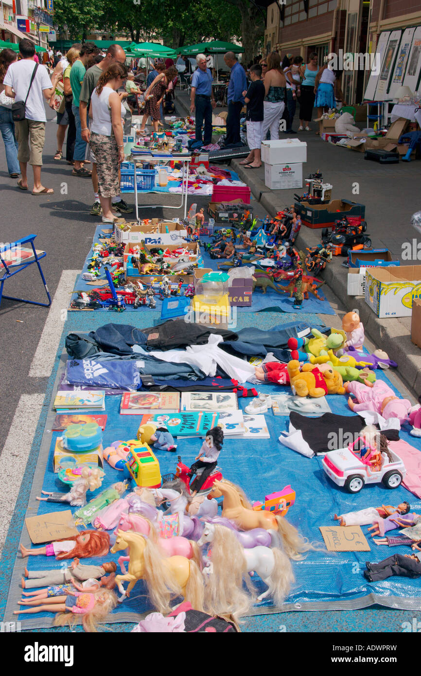 Second hand street market hi-res stock photography and images - Alamy