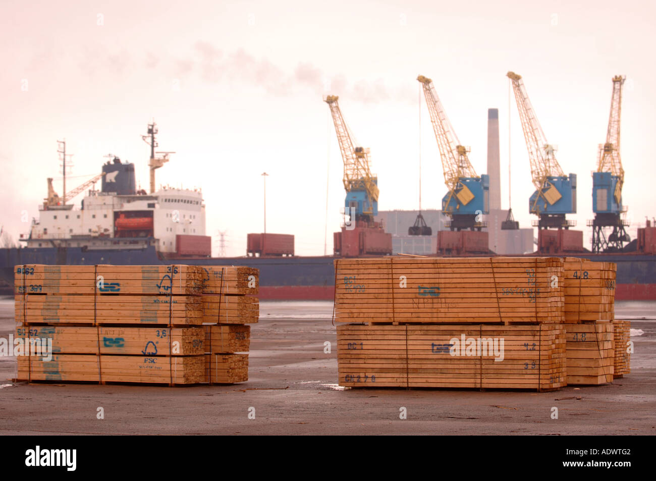 Cargo ship wood hi-res stock photography and images - Alamy