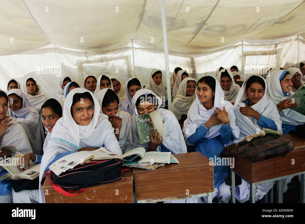 Pakistan school girls hi-res stock photography and images - Alamy