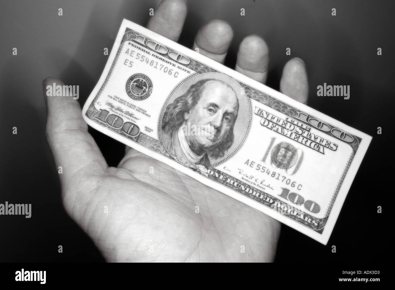 Hand holding 100 one hundred dollar bill note in hand Stock Photo - Alamy