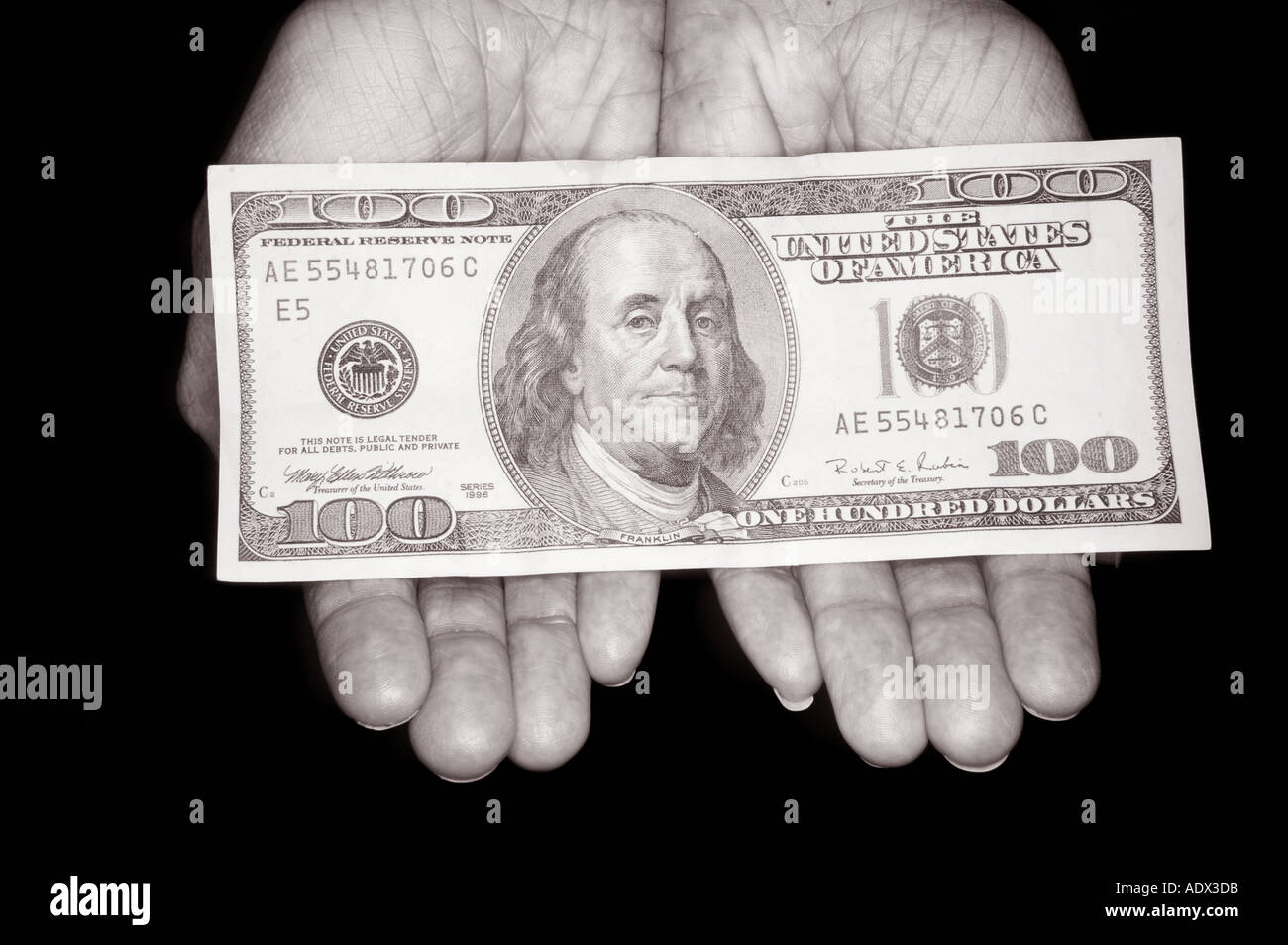 Hands holding 100 one hundred dollar bill note in hand Stock Photo - Alamy