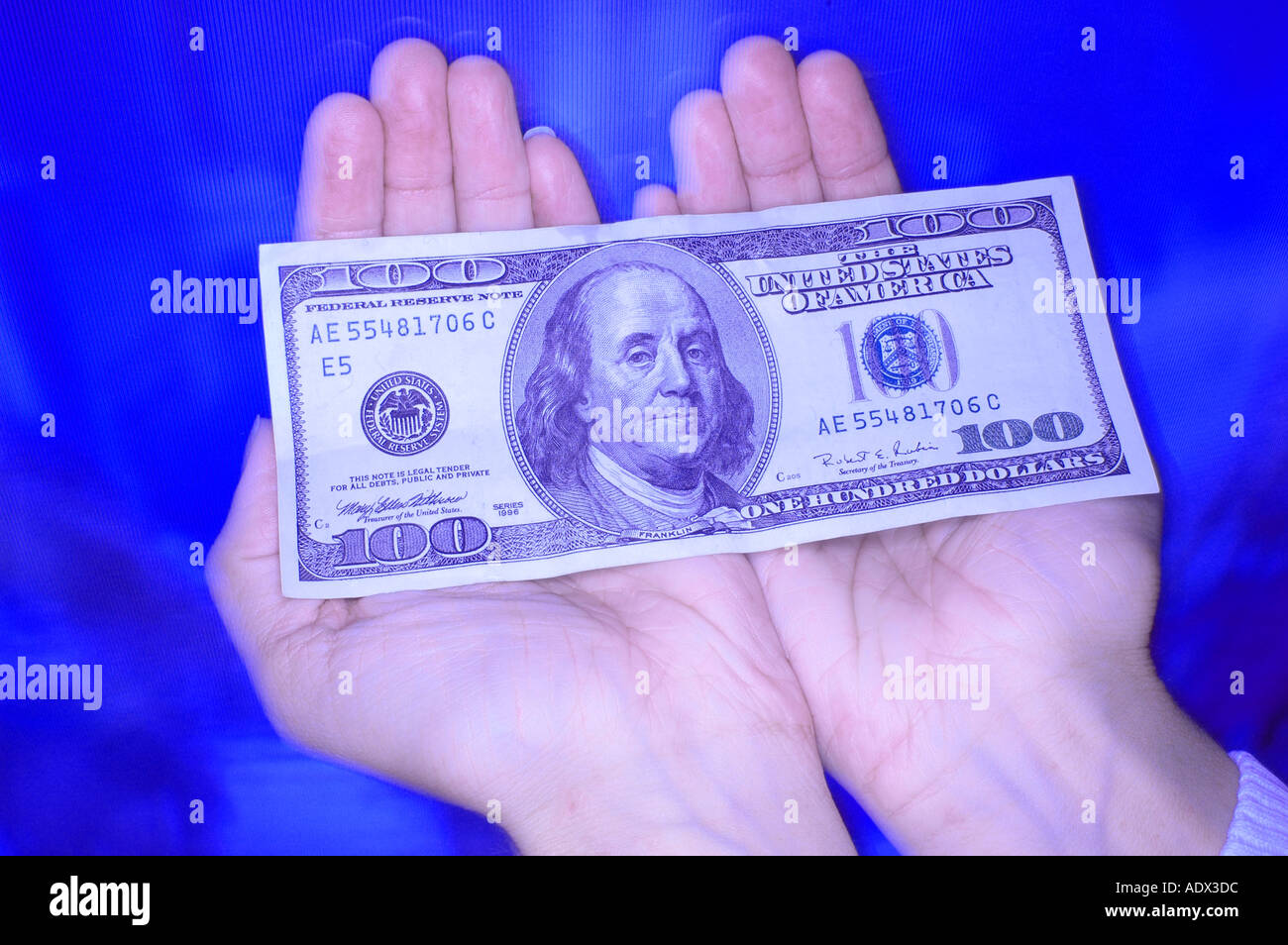 Hands holding 100 one hundred dollar bill note in hand Stock Photo - Alamy