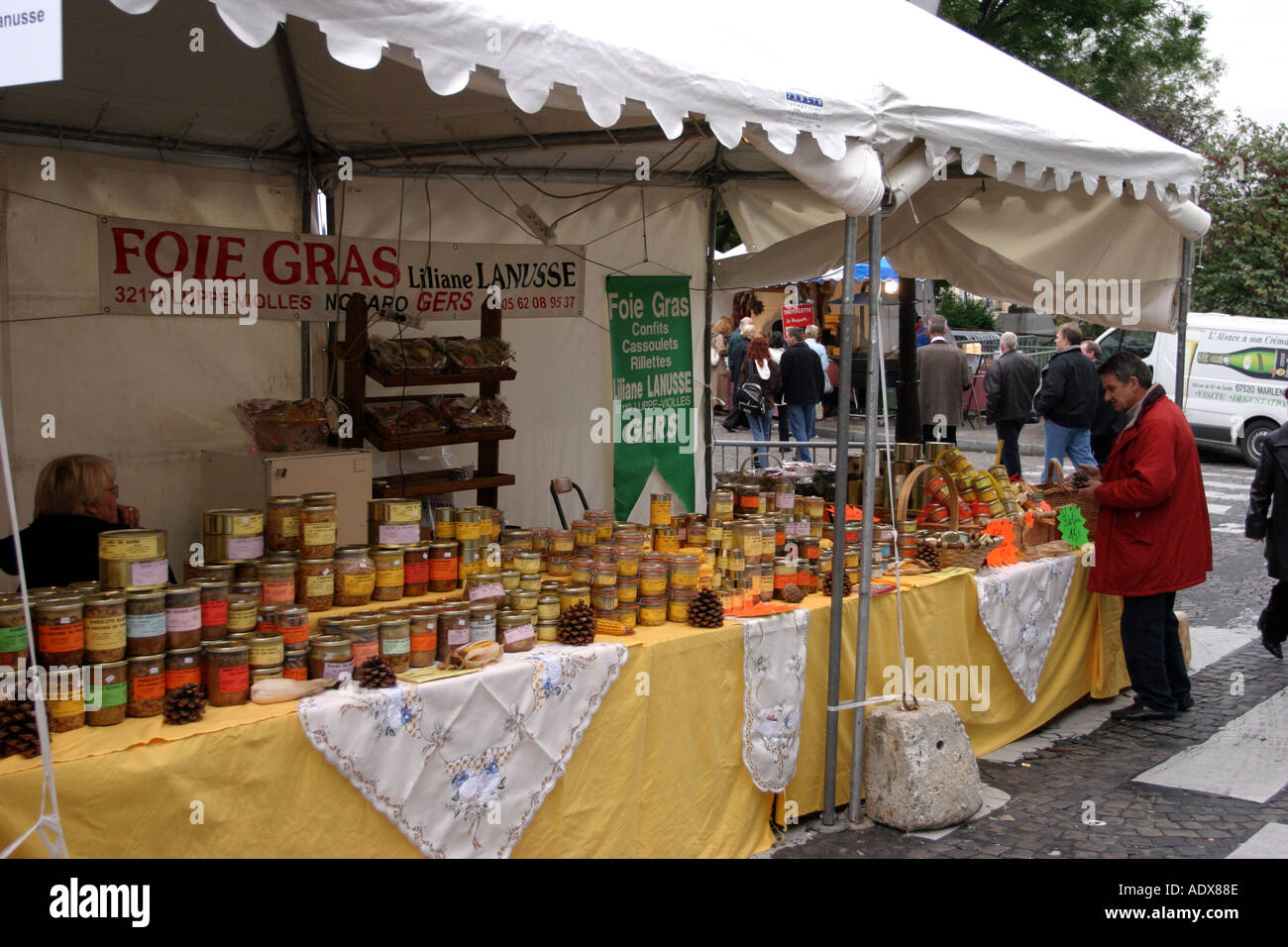 Bird market in paris hi-res stock photography and images - Alamy