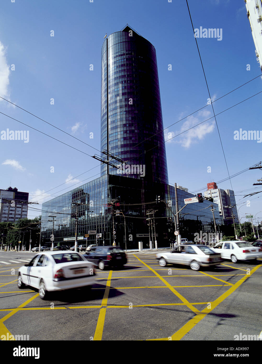 Travel São Paulo corner crossing intersection building skyscraper cars ...