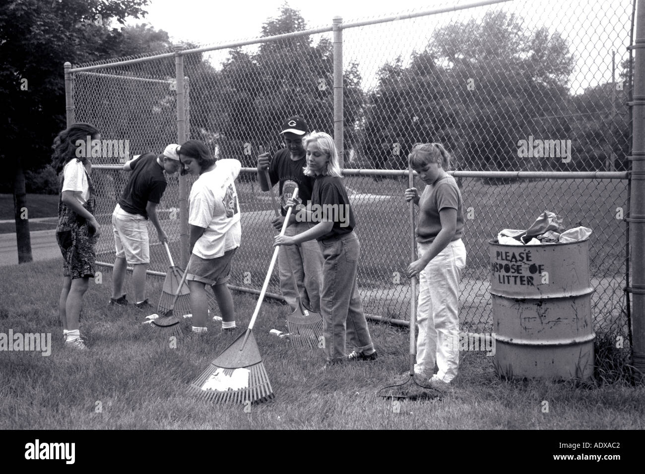 Kids cleaning park hi-res stock photography and images - Alamy