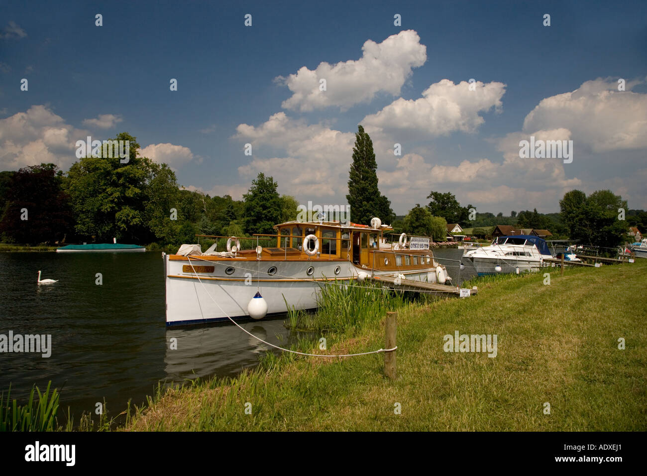 Boating on Thames Near Henley Oxfordshire Stock Photo - Alamy