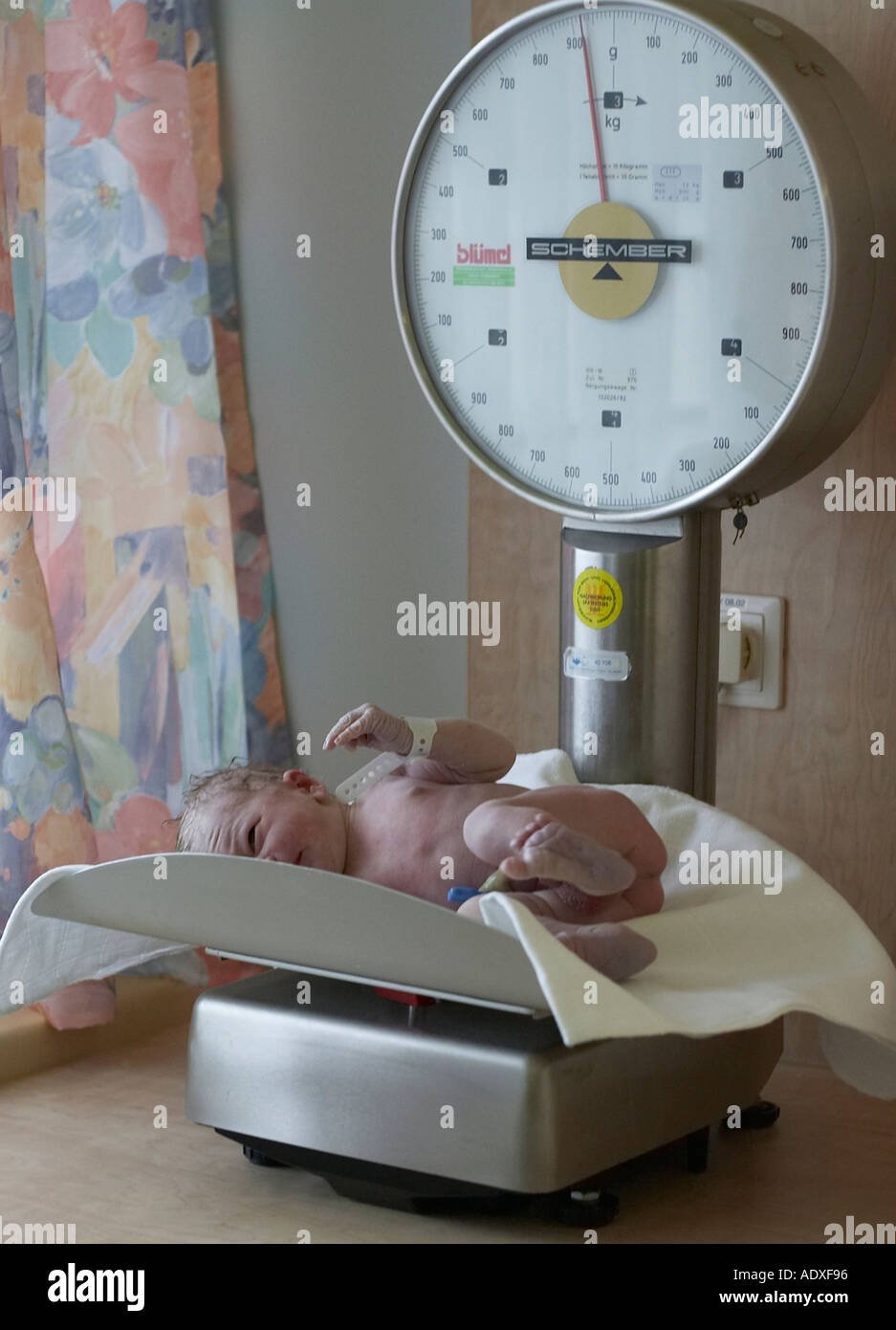 Toddler scale clinic hi-res stock photography and images - Alamy