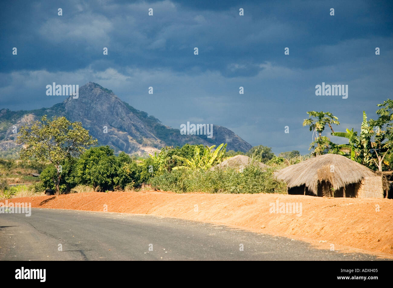 Africa rondavel mountain mozambique hi-res stock photography and images ...