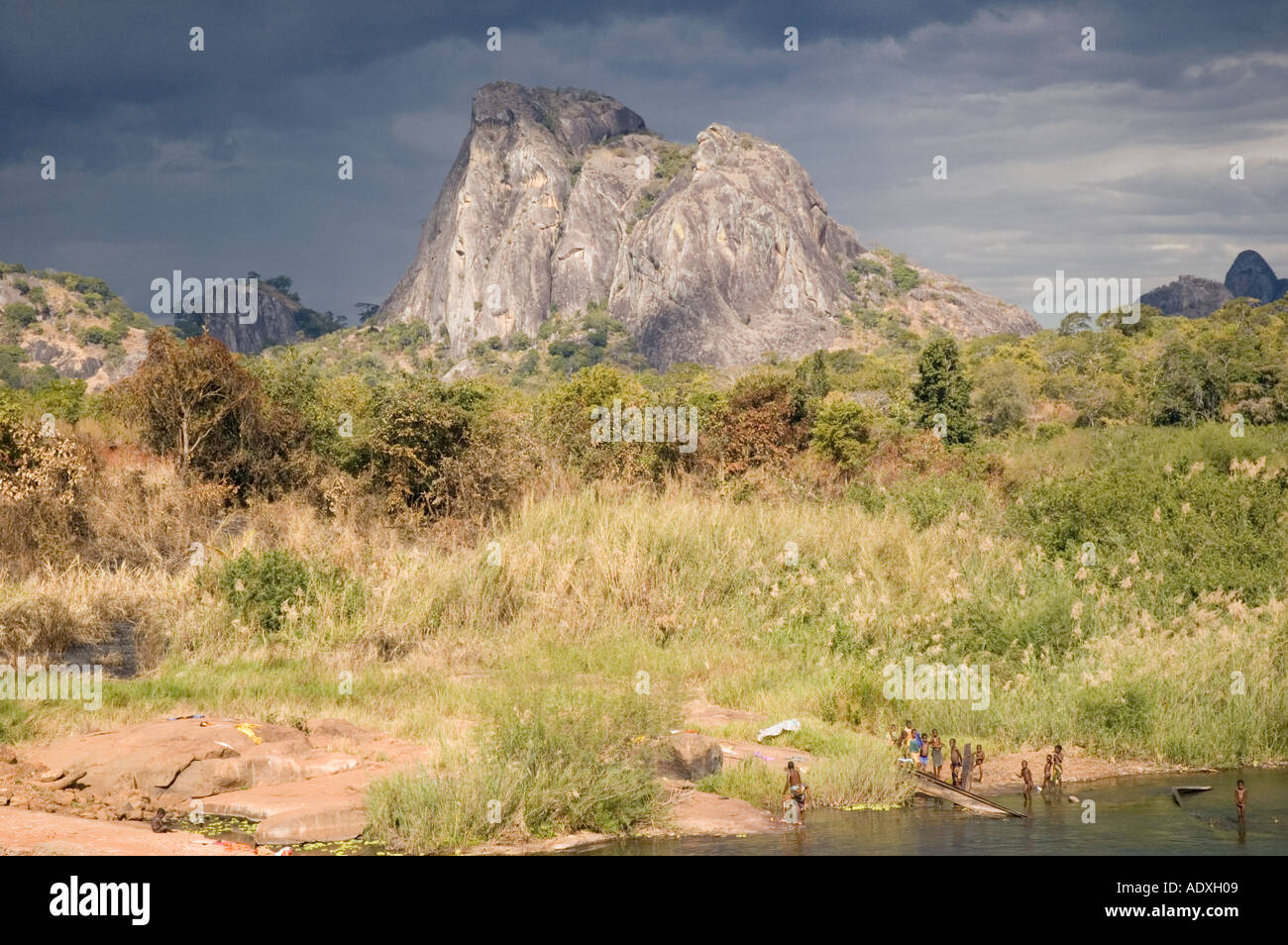 Women washing clothes on rocks hi-res stock photography and images - Alamy