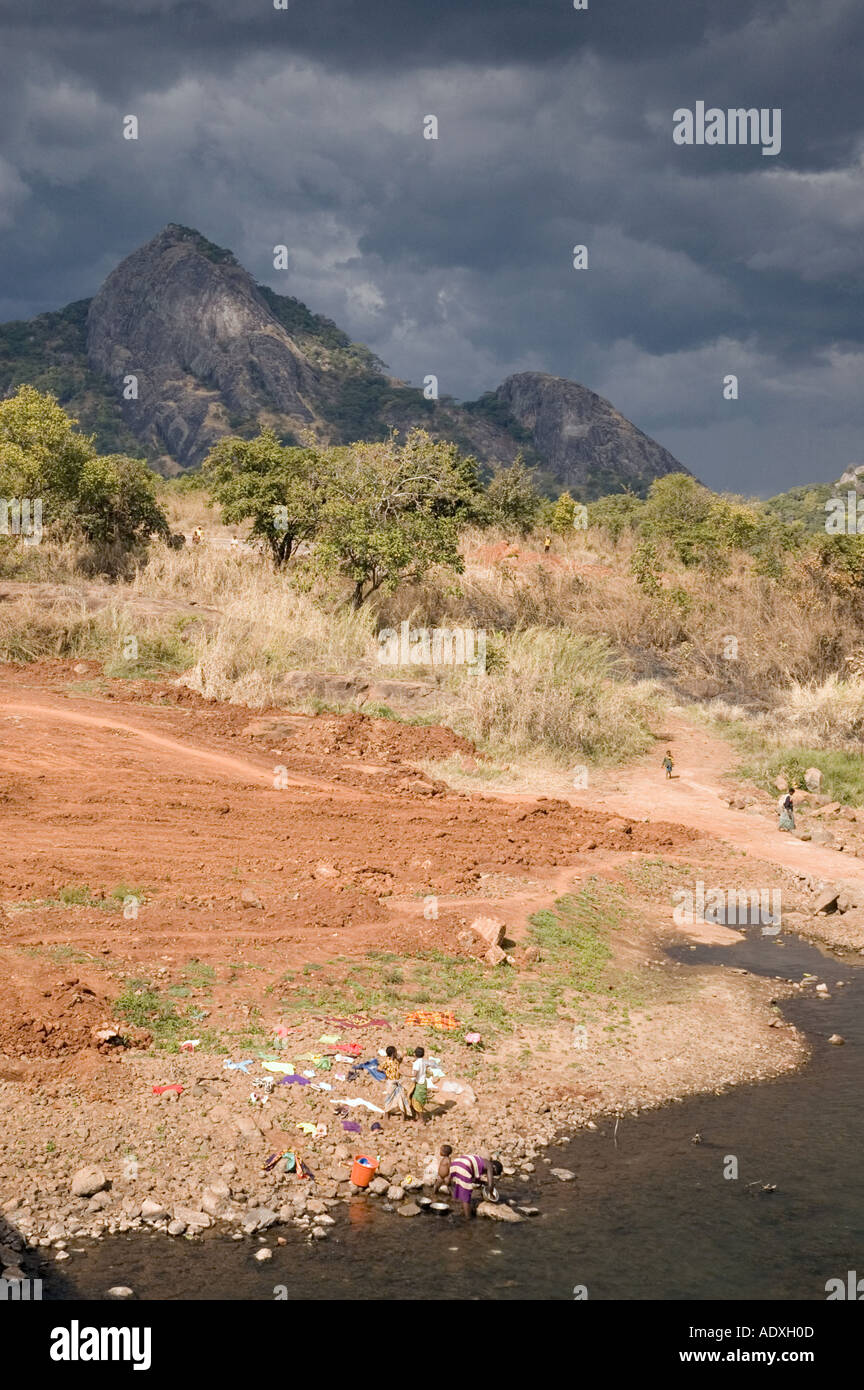 Women washing clothes on rocks hi-res stock photography and images - Alamy