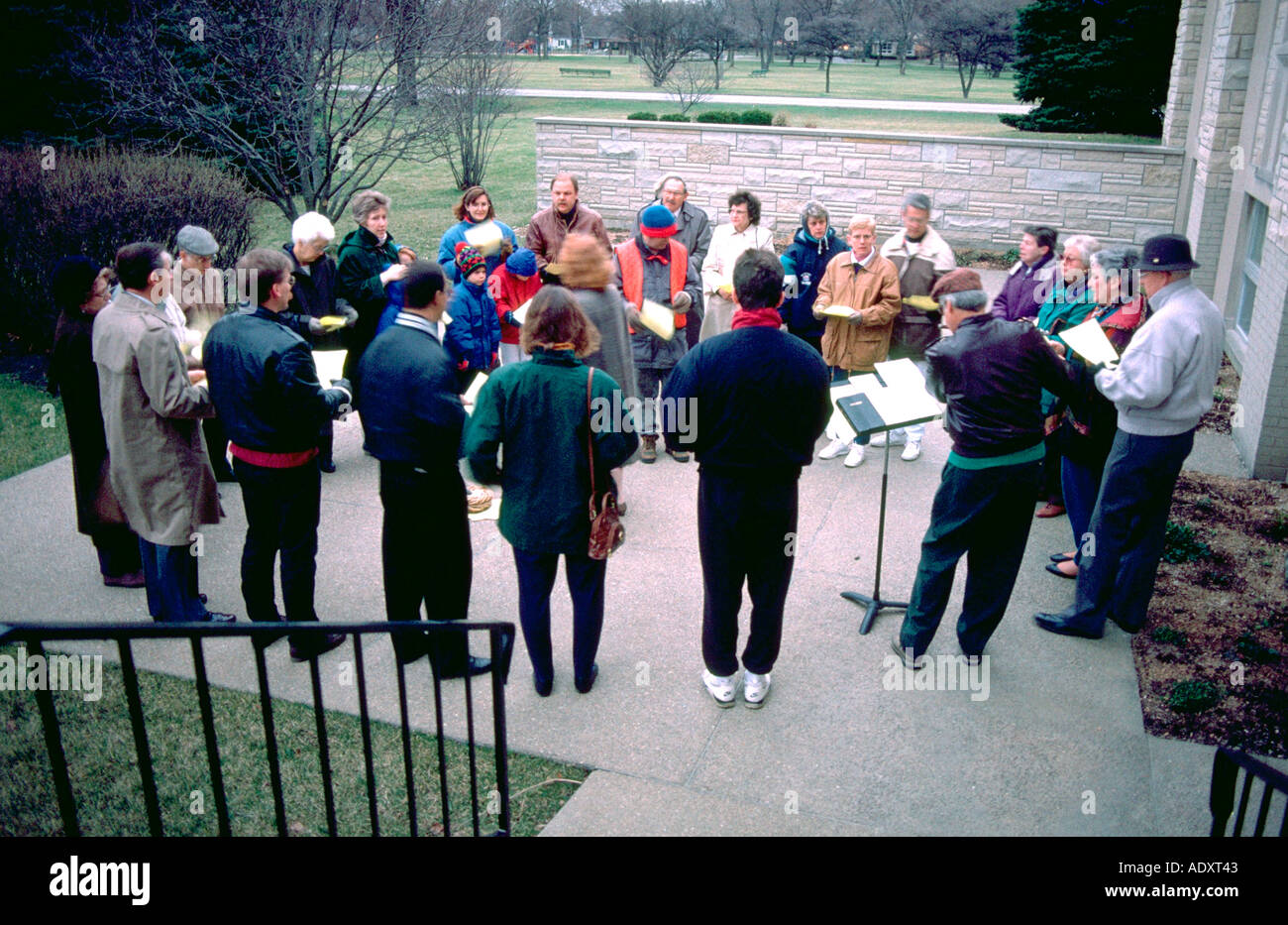 Congregation singing at church hi-res stock photography and images - Alamy