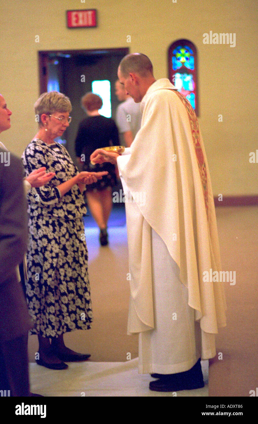 Female pastor communion hi-res stock photography and images - Alamy