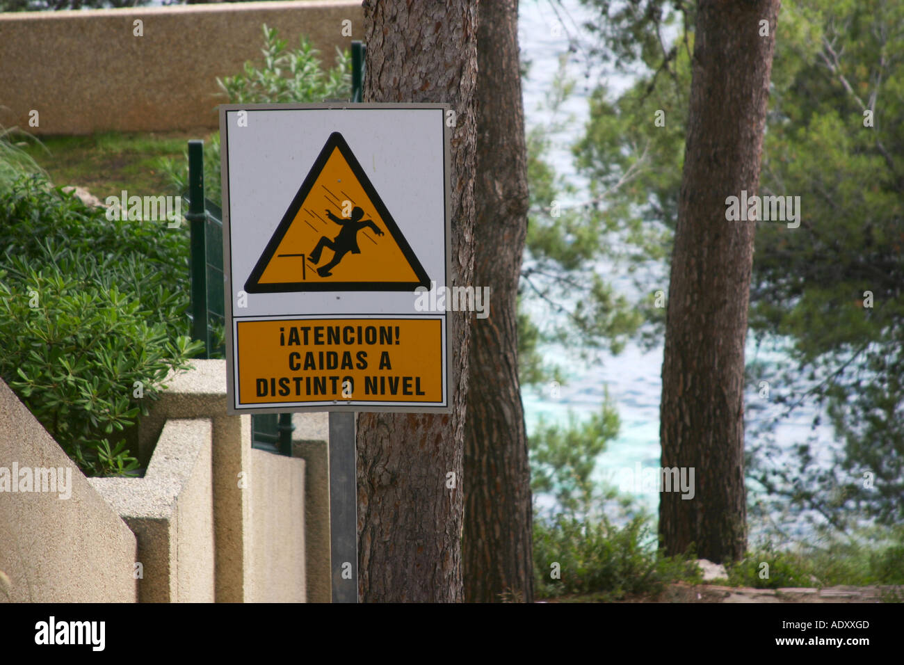 Warning of steep drop hi-res stock photography and images - Alamy