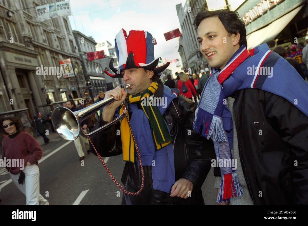 Rugby french france crowds hi-res stock photography and images - Alamy