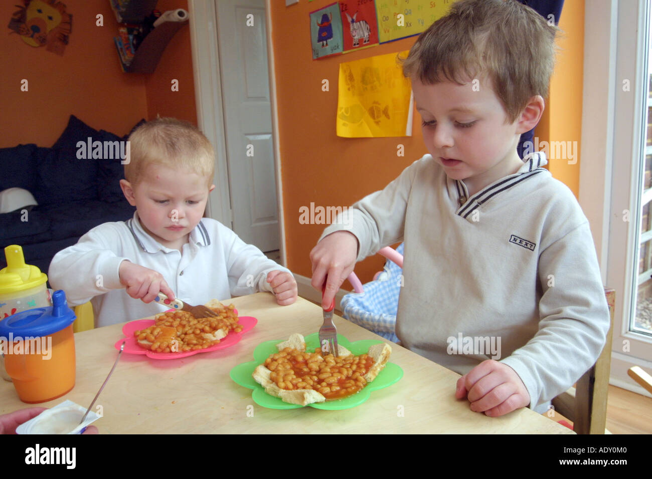 boys eating lunch Stock Photo - Alamy