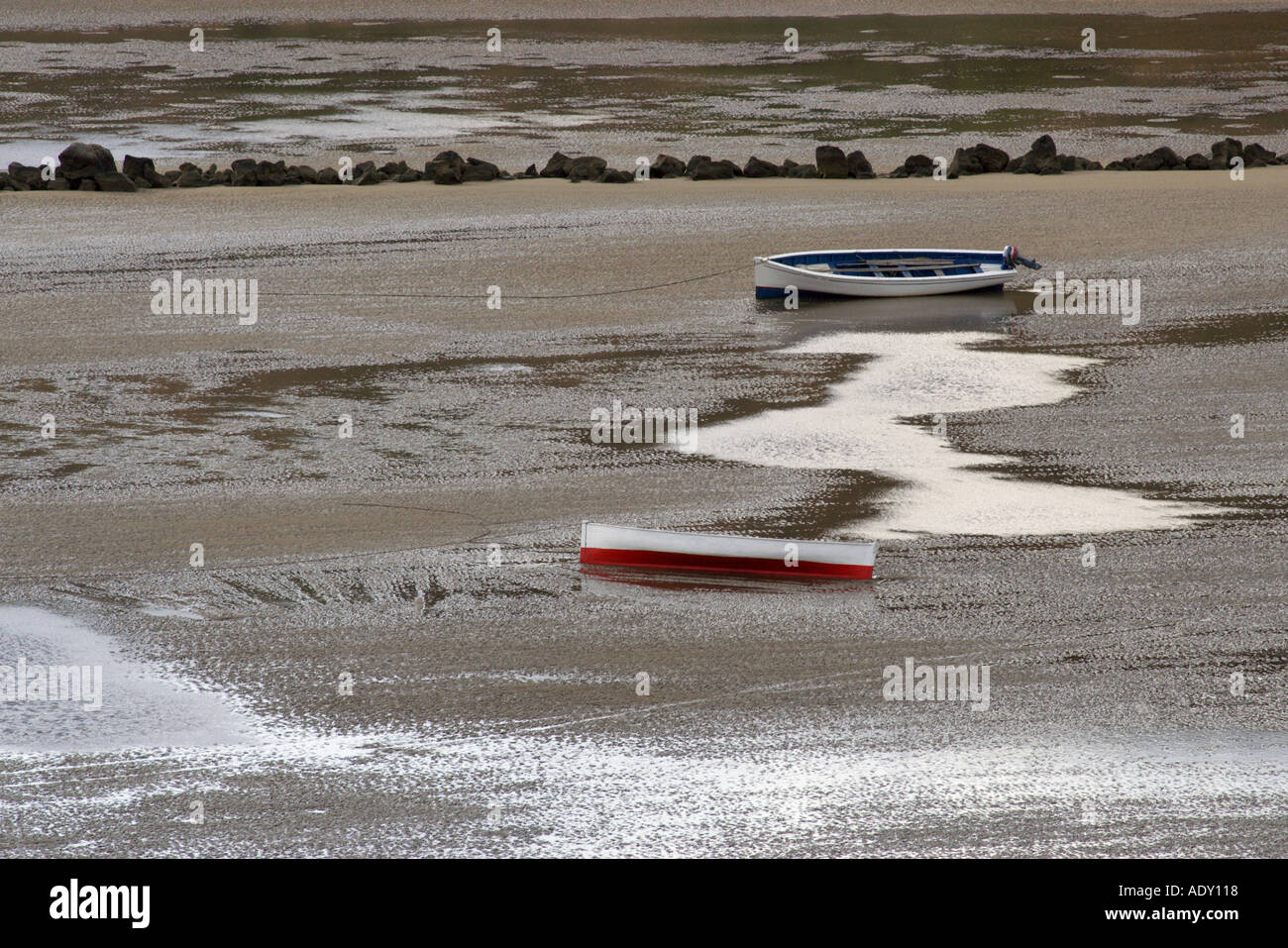 stranded fishing boat Stock Photo - Alamy