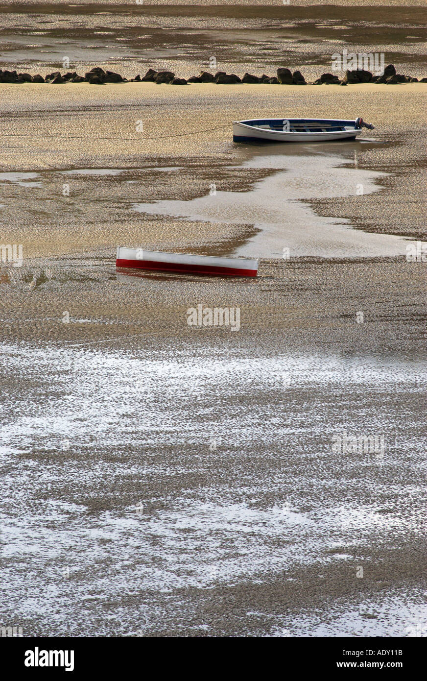 stranded fishing boat Stock Photo - Alamy