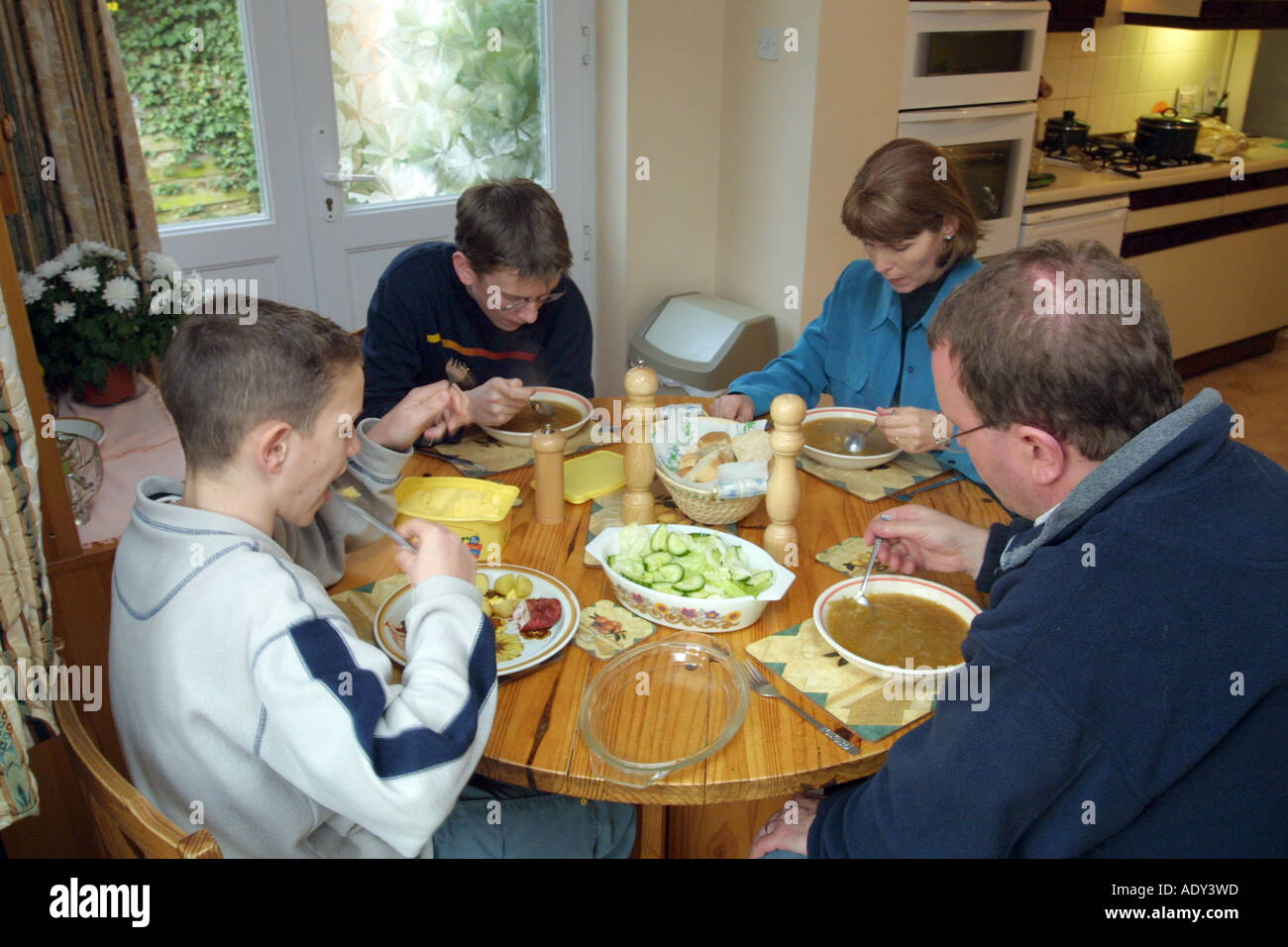 family eating dinner together Stock Photo - Alamy
