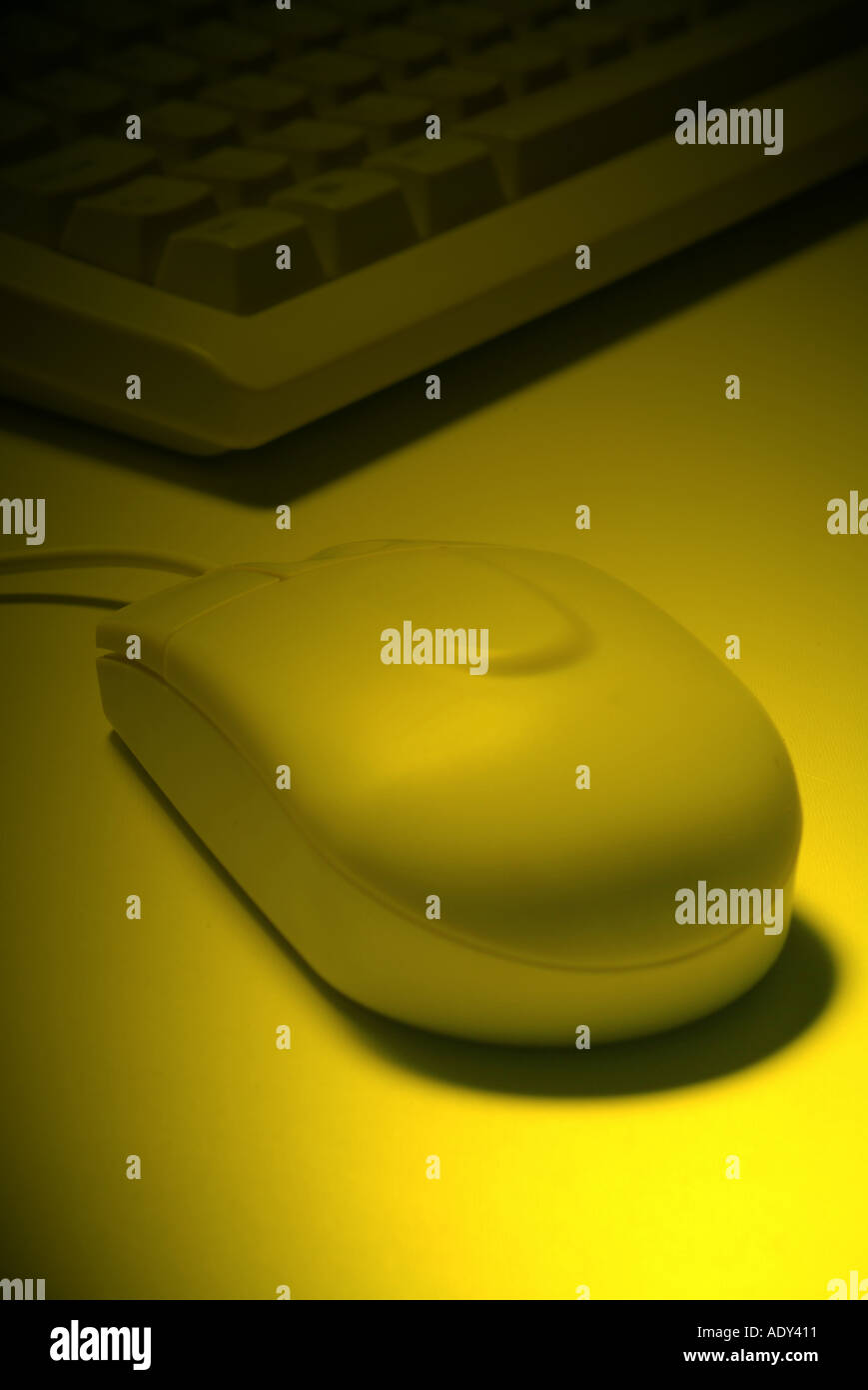 Yellow computer mouse hi-res stock photography and images - Alamy
