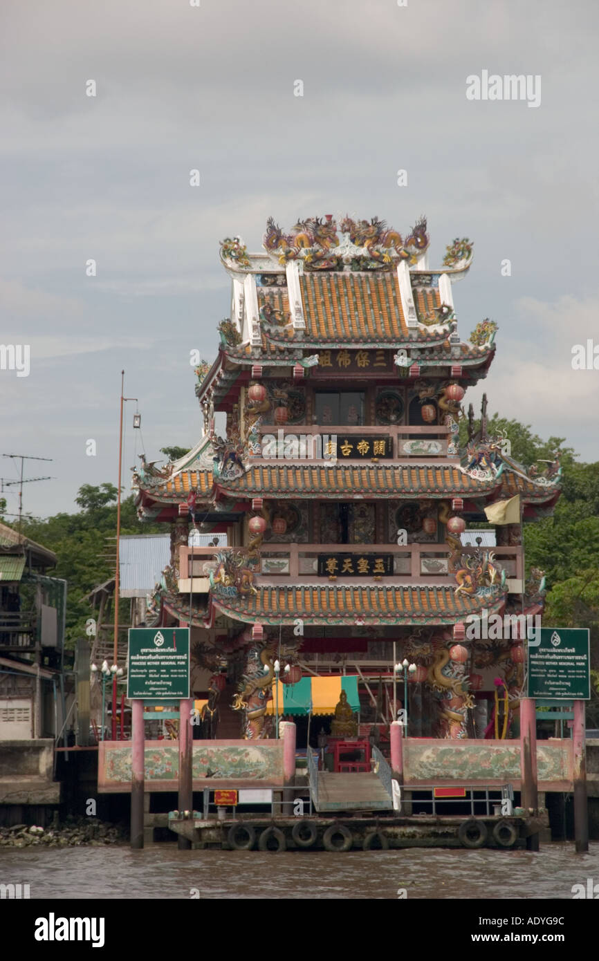 Bangkok river temple boats hi-res stock photography and images - Alamy