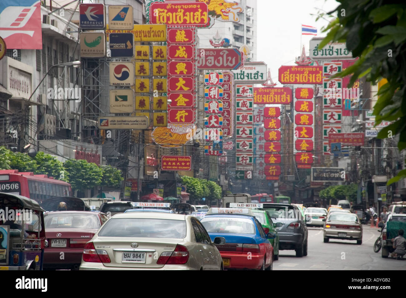 Chinatown in Bangkok Thanon Yaowarat Stock Photo - Alamy
