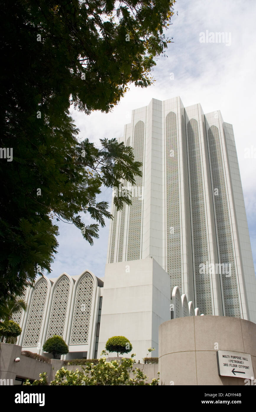 The Kompleks Dayabumi building in Kuala Lumpur boasts Islamic style ...