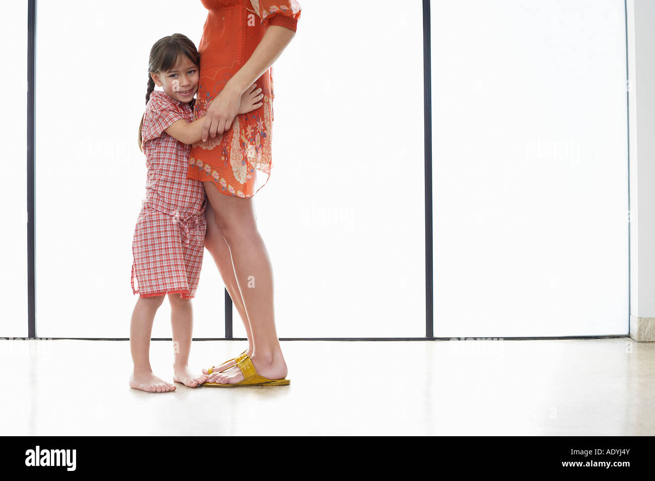 Mother and daughter (5-6) hugging, side view Stock Photo - Alamy