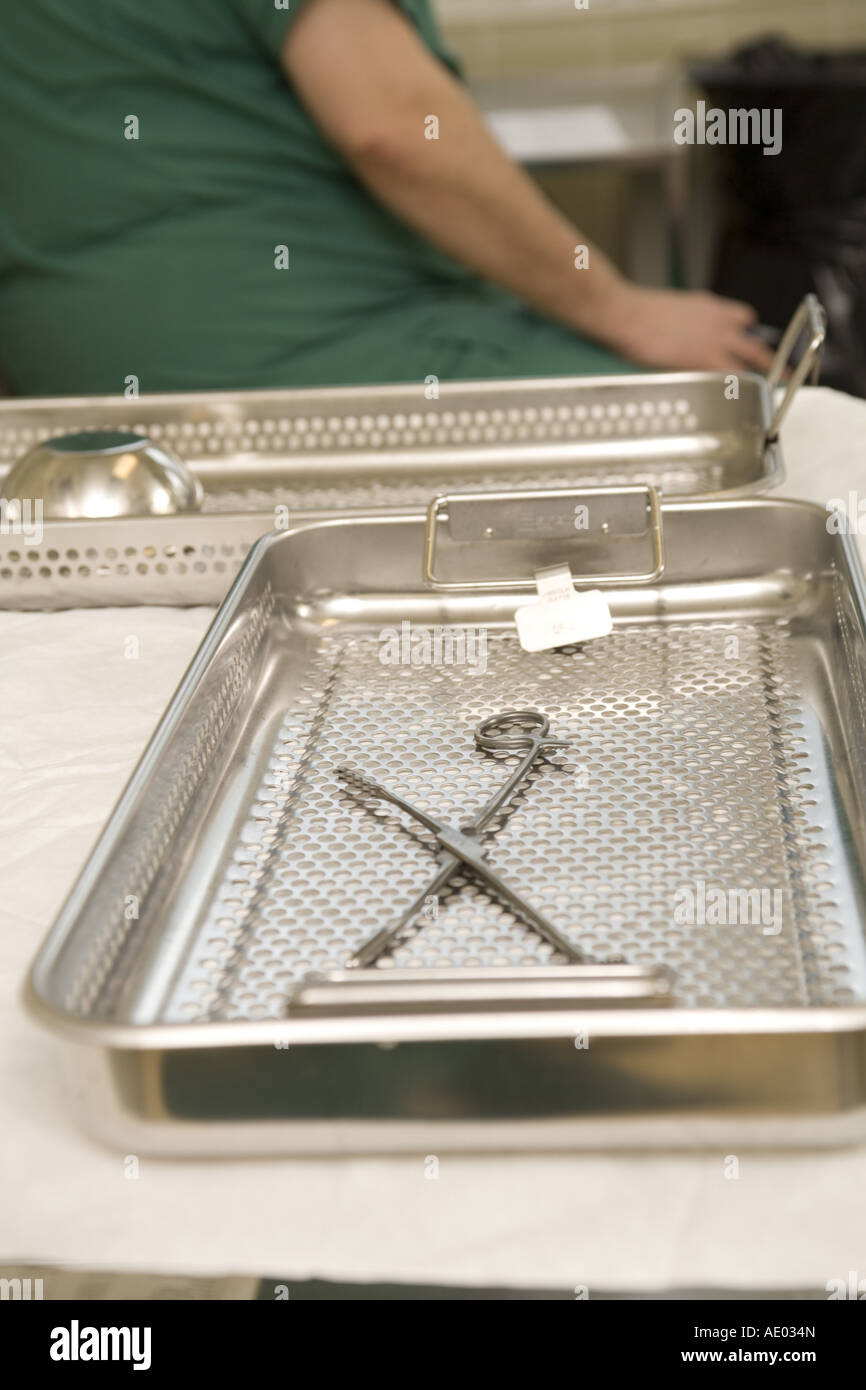 Surgical instruments in dish hi-res stock photography and images - Alamy