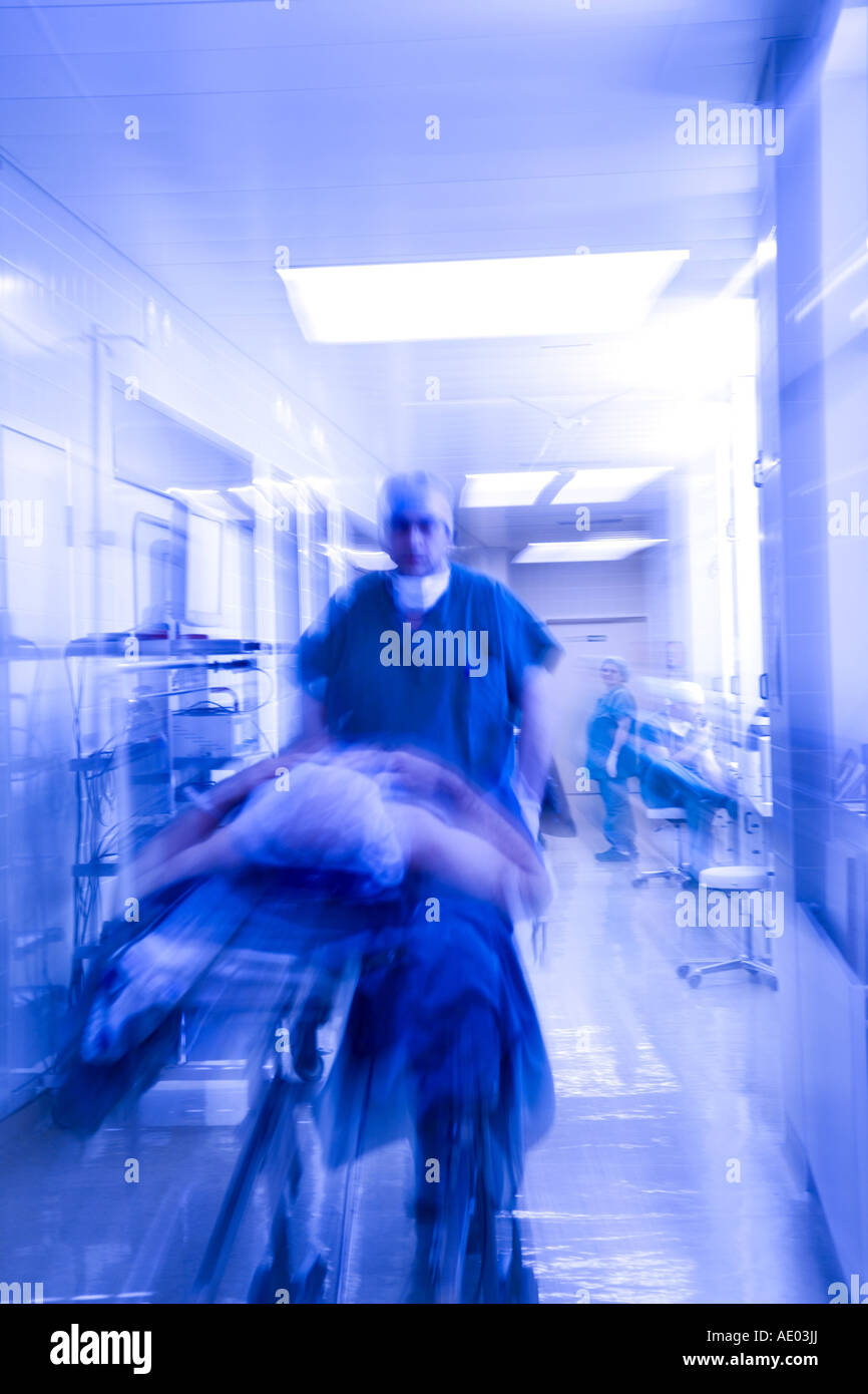 Emergency ward patients doctors hi-res stock photography and images - Alamy