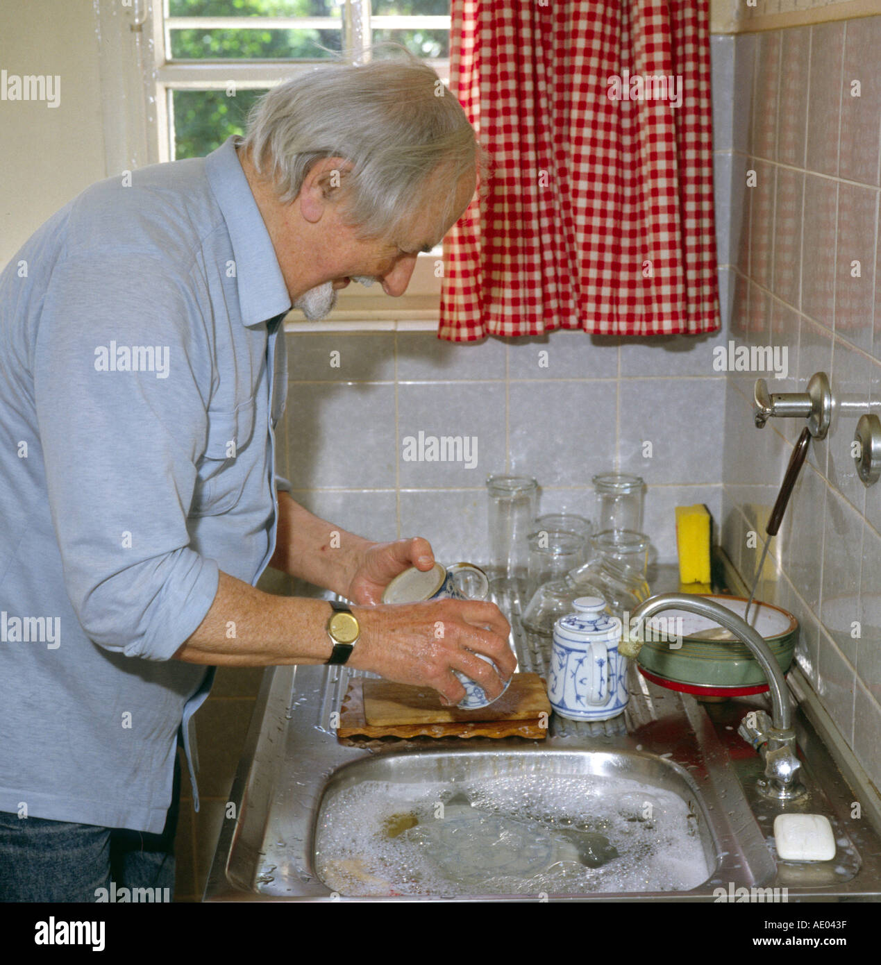 Old man washing up Stock Photo - Alamy