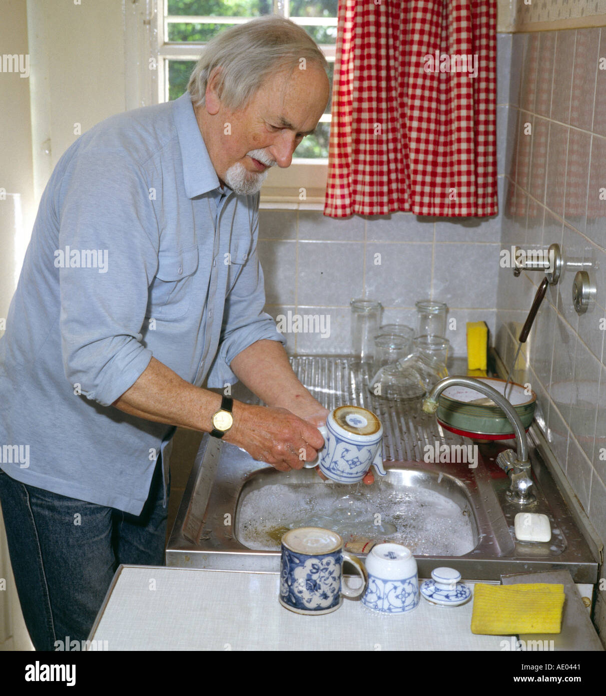 Old man washing up Stock Photo - Alamy