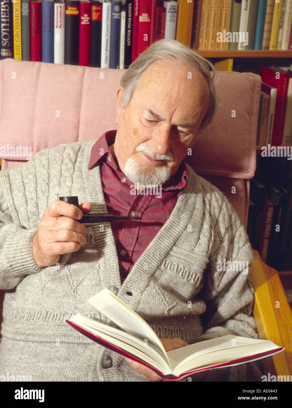 Old man reading a book Stock Photo - Alamy