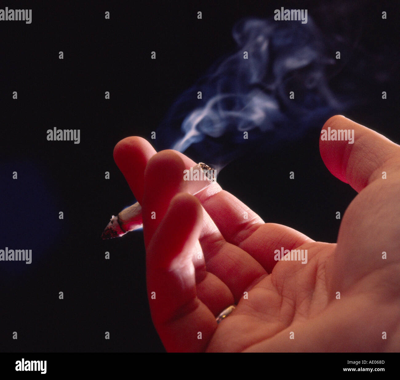 hand holding a cigarette Stock Photo - Alamy