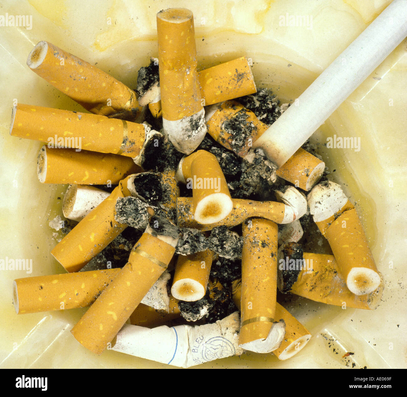 full ash tray Stock Photo - Alamy