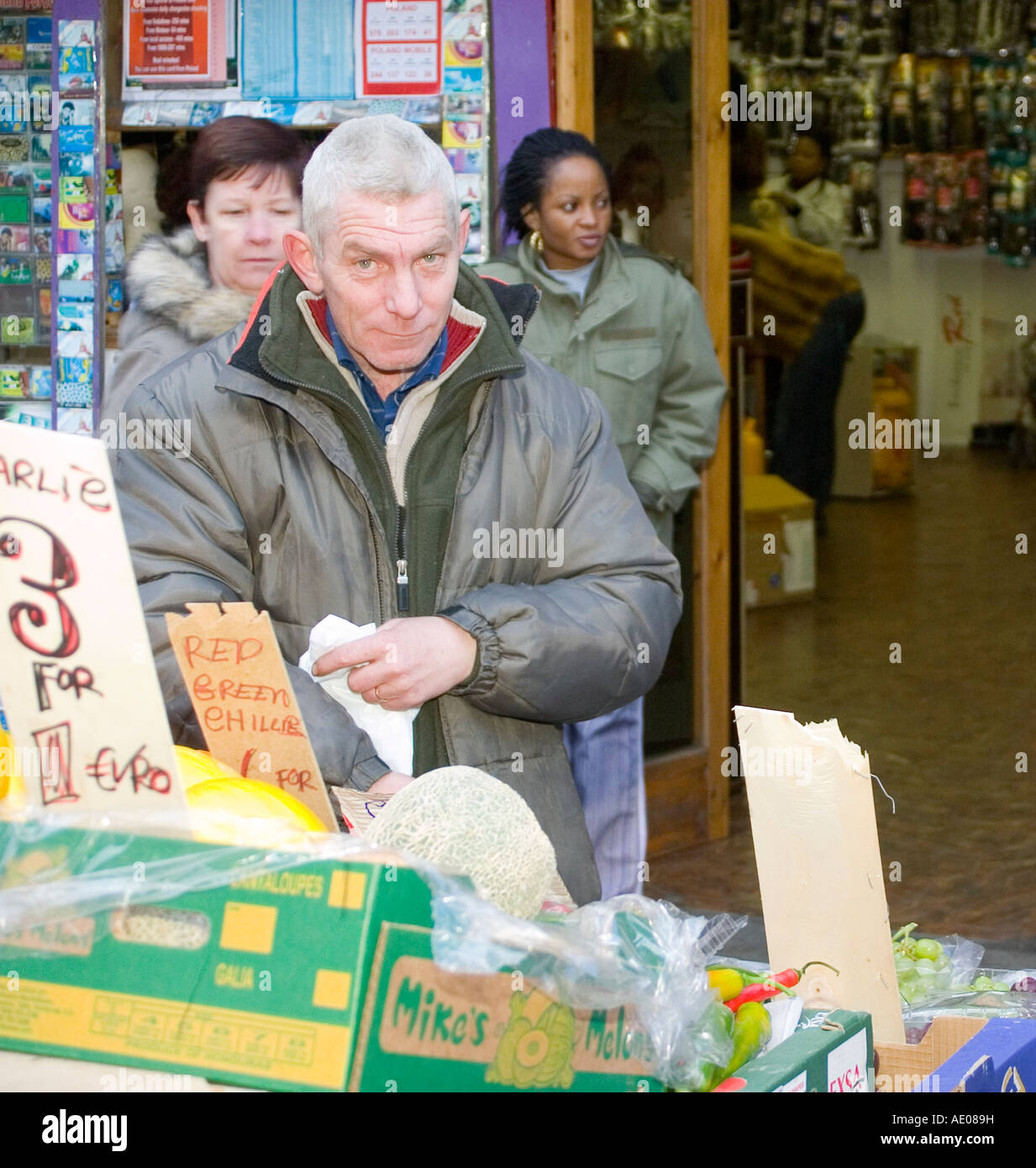 Man selling fruit and veg market hi-res stock photography and images ...