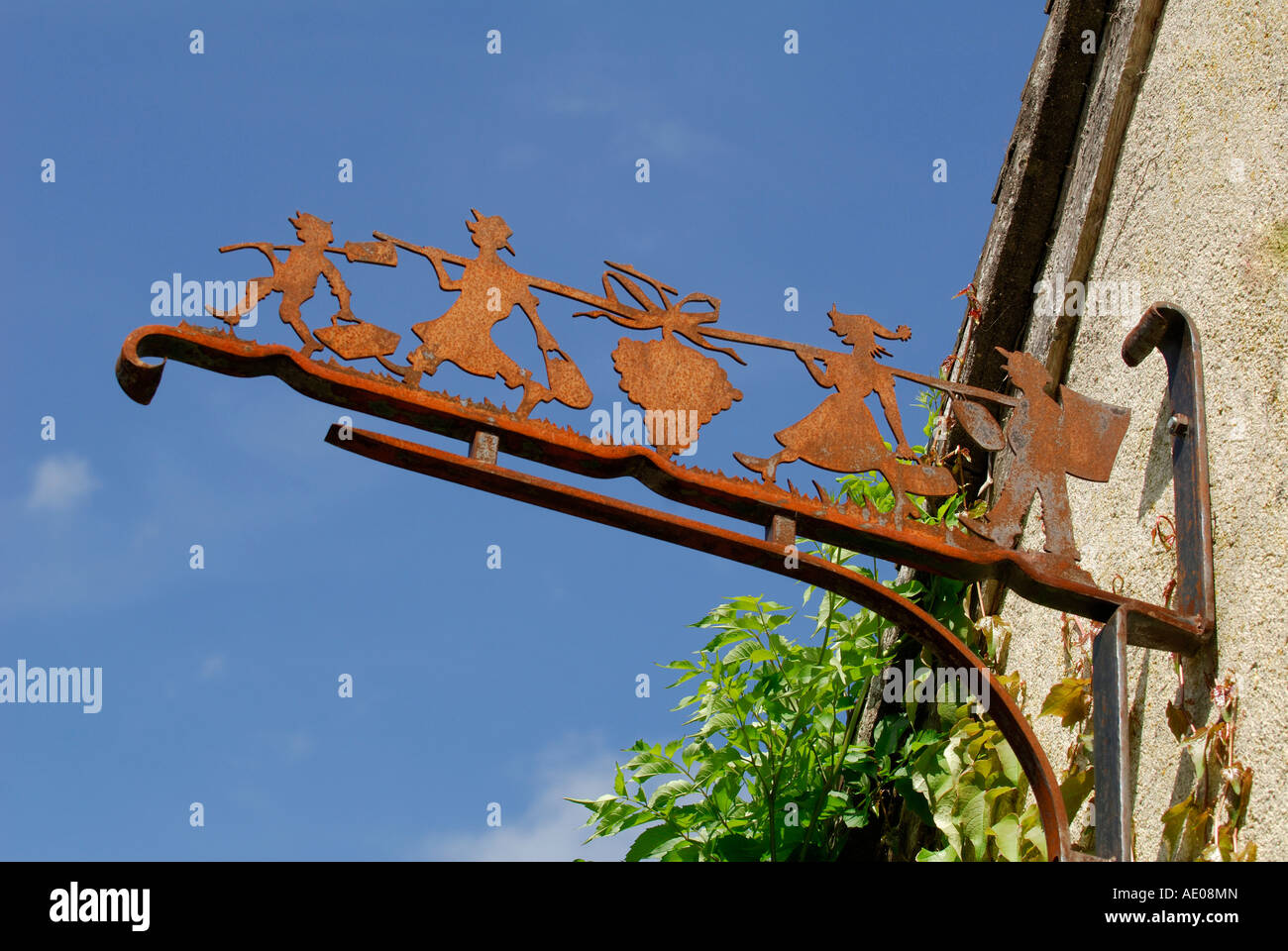 Metal sign bracket hi-res stock photography and images - Alamy