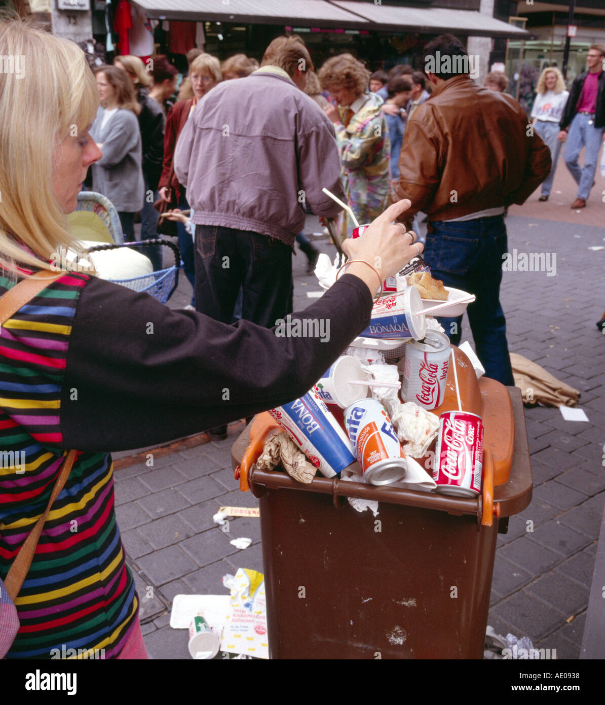 fast food rabbish in the city Stock Photo - Alamy