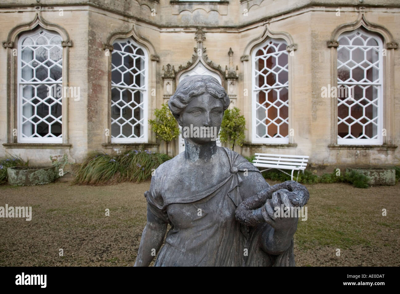 Classical statue in front of elaborate building Stock Photo - Alamy