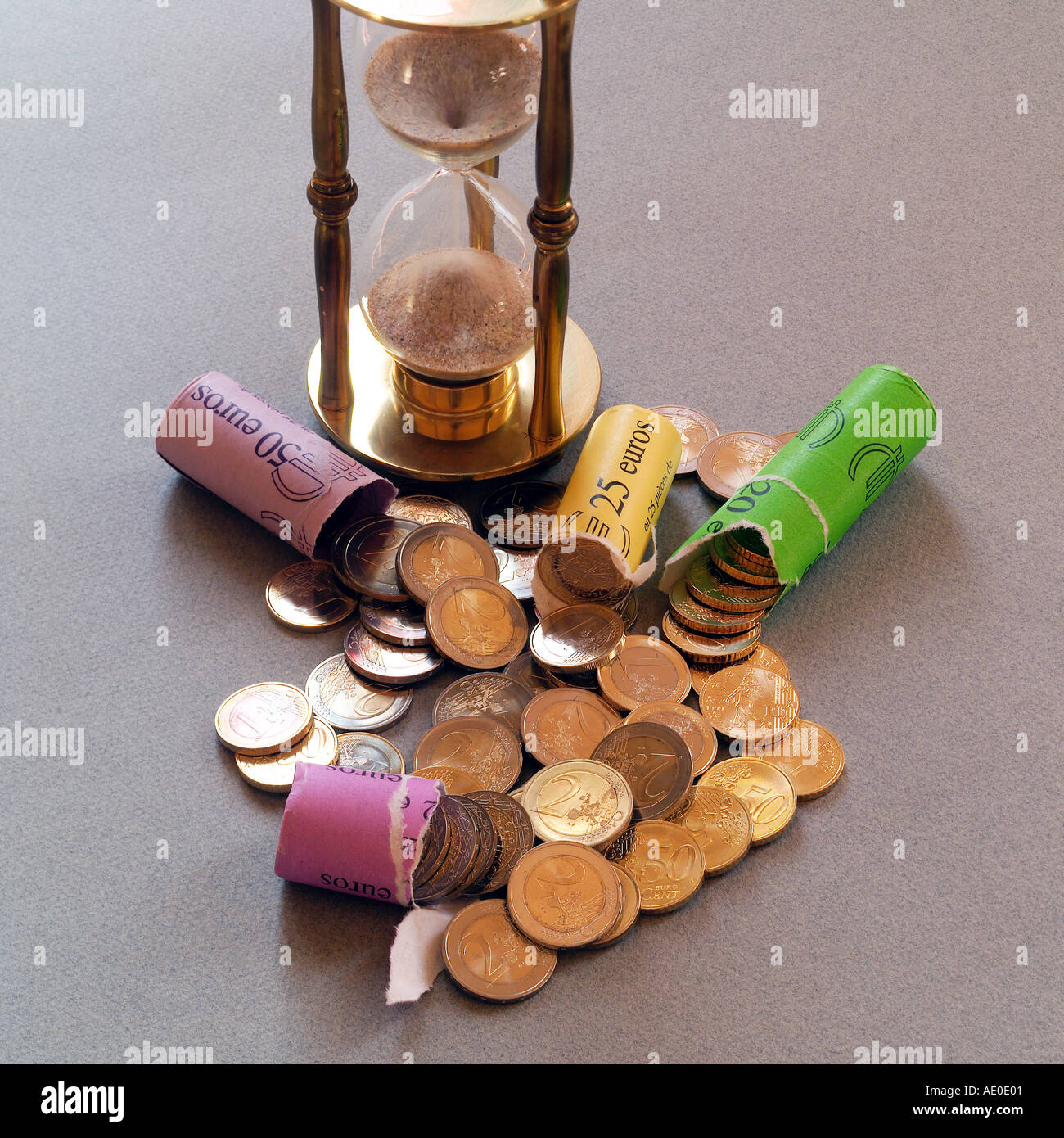 Hourglass figure hi-res stock photography and images - Alamy