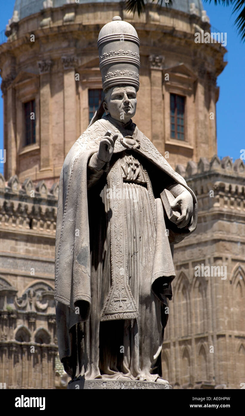 Statue outside Cathedral Palermo Stock Photo - Alamy