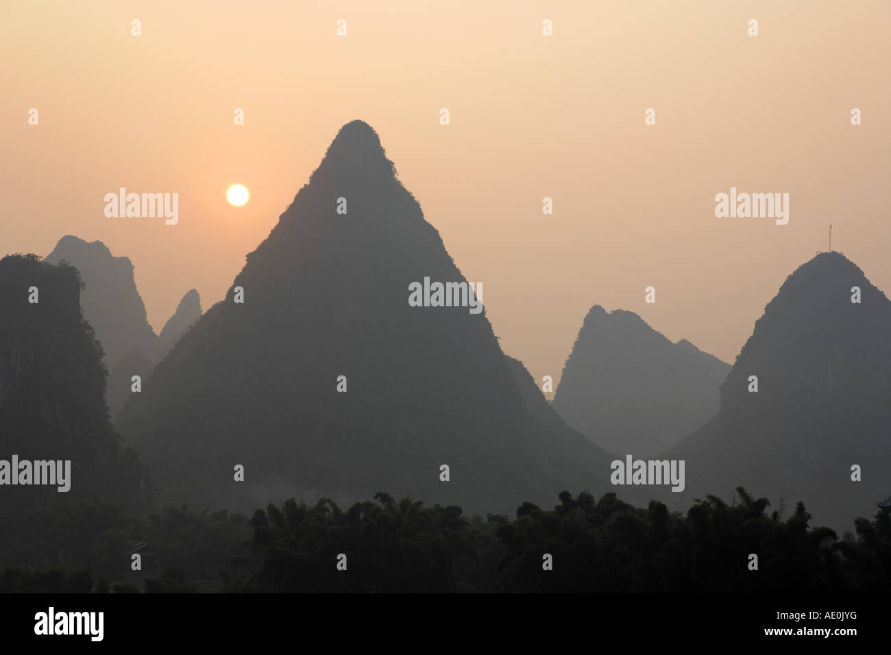Sun rising hill hi-res stock photography and images - Alamy