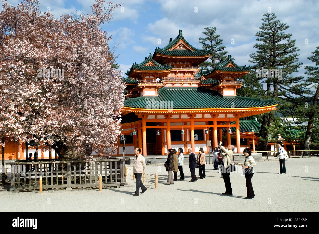 Heian Jingu Shinto Shrine Garden Kyoto Japan royal Stock Photo - Alamy