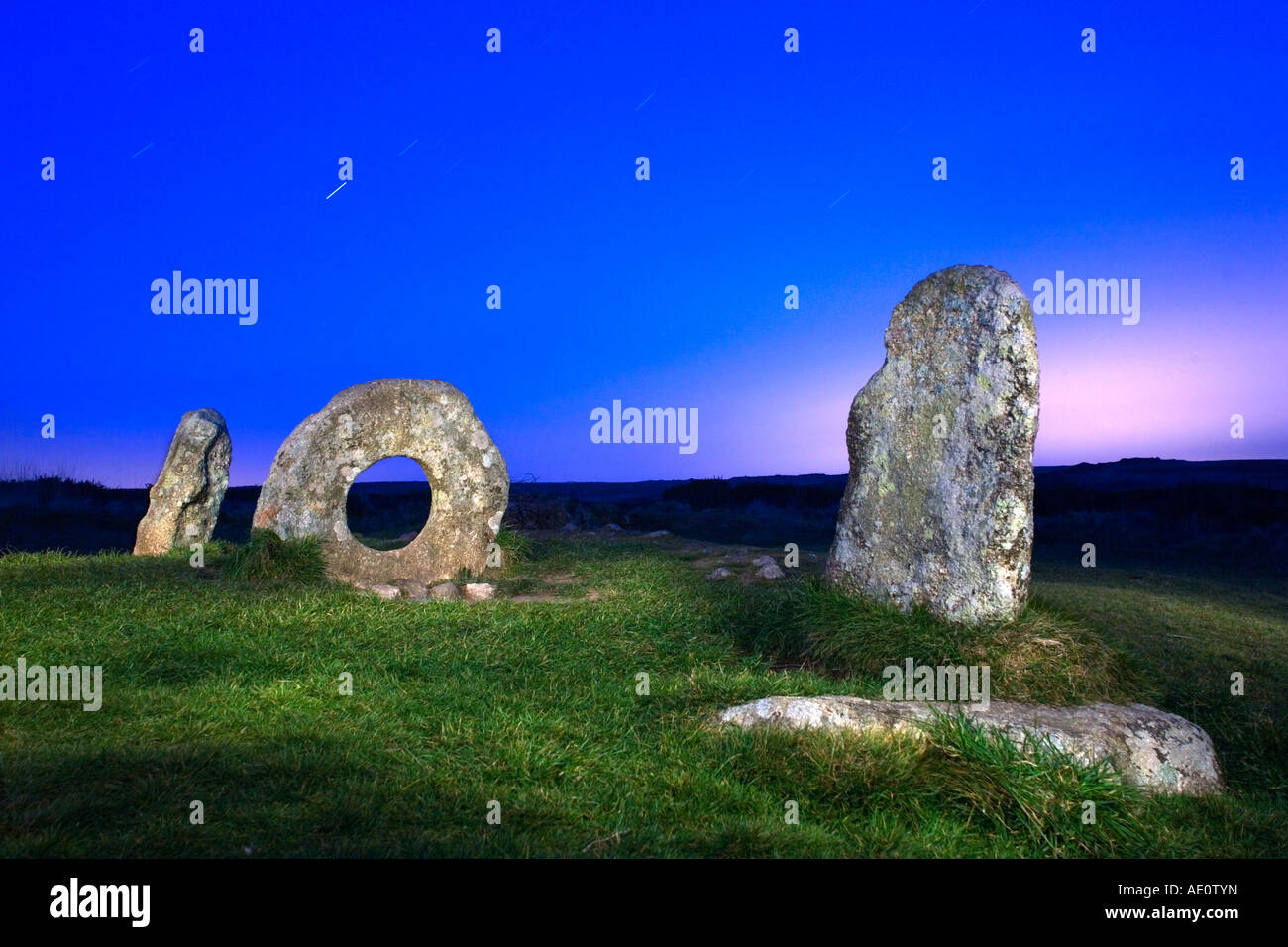 the stones of Men an Tol in penwith cornwall at night Stock Photo - Alamy
