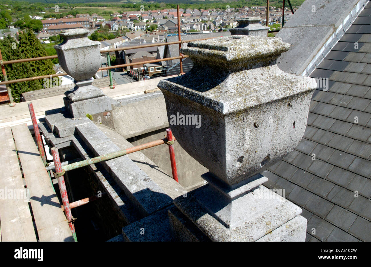 Decorative urn on roof parapet hi-res stock photography and images - Alamy