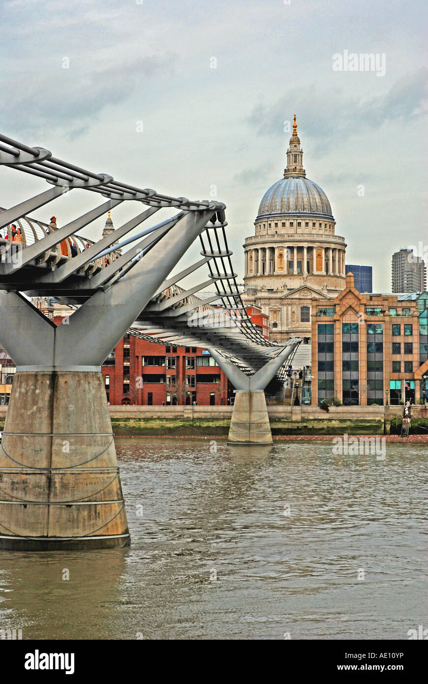 Pedestrian swaying bridge hi-res stock photography and images - Alamy